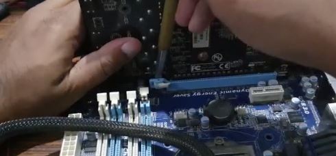 How to Unlock PCIe Slot Clip, Lock, Latch? - PC Guide 101
